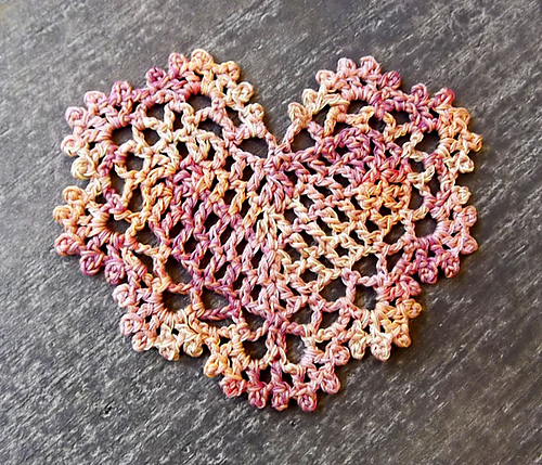 Ravelry: #64 Heart Doily pattern by Atsuko Takeda (武田敦子)
