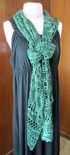 Ravelry: PiggyWiggy96's Trailing Leaves Wrap