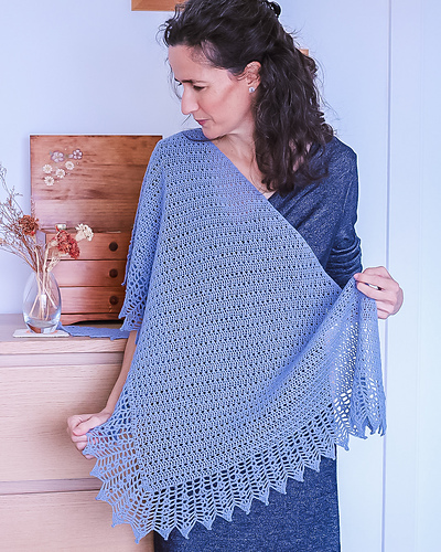 Ravelry: Chal Almenas pattern by Pim, pam, teje