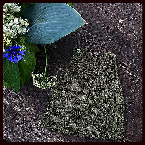 Ravelry: Lille konglekjolen pattern by Pinneguri