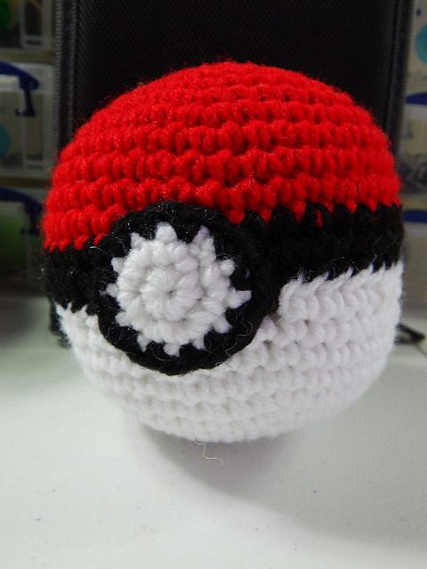 Ravelry: Pokéball pattern by Makayla Yager