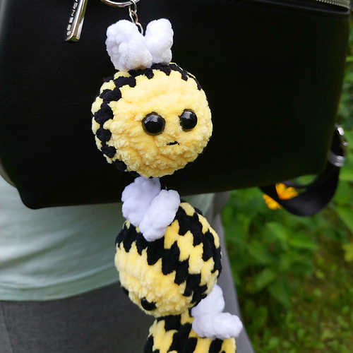 Ravelry: 3 Bees Keychain pattern by Marina Emelianova