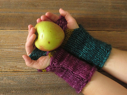 Ravelry: Mrs. Fitz Mini Mitts Outlander pattern by Polly Foo Foo