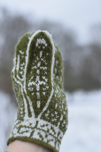 Ravelry: Crane Dance Mittens pattern by Ellinor Thunarf