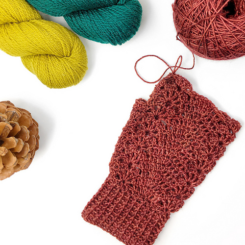 Ravelry: Conker Mitts pattern by Potter & Bloom