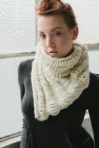 Ravelry: Softwaves Magnum Cowl pattern by Laura Irwin