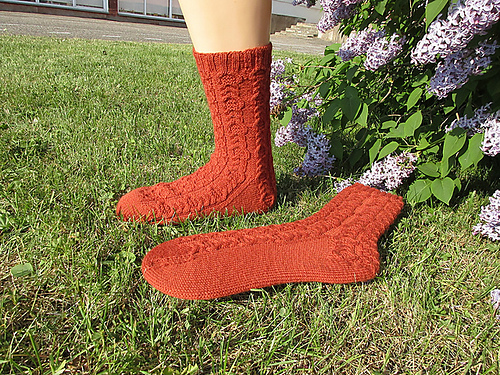 Ravelry: Queen Elizabeth I Socks B (Cuff Down) pattern by Qianer Huang