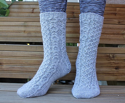 Ravelry: Queen Elizabeth I Socks B (Cuff Down) pattern by Qianer Huang