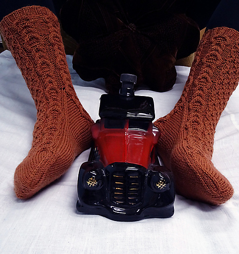 Ravelry: Queen Elizabeth I Socks B (Cuff Down) pattern by Qianer Huang