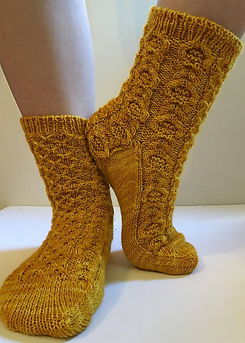 Ravelry: Queen Elizabeth I Socks B (Cuff Down) pattern by Qianer Huang