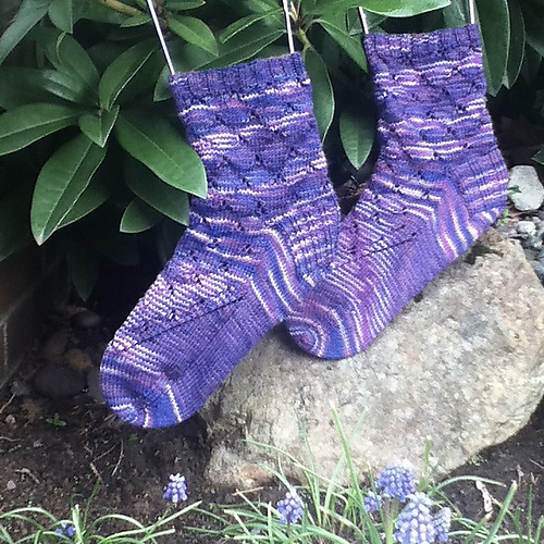 Ravelry: Arrow Lace Socks I (Cuff Down) pattern by Qianer Huang