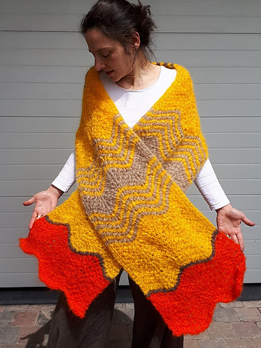 Ravelry: Feather and Fan Short Scarf pattern by Kelly Faller