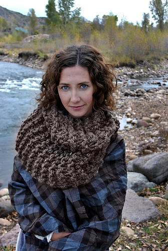Ravelry: Chunky Claire Cowl pattern by Rachel Piper