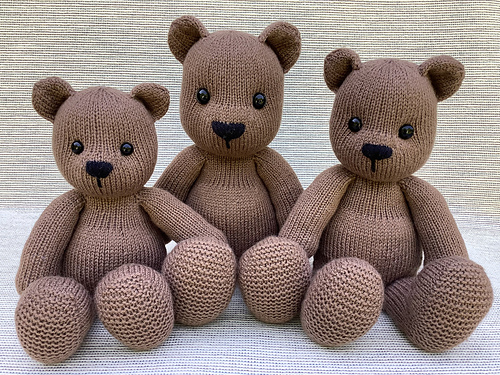 Ravelry: Bear Family pattern by Lorraine Pistorio