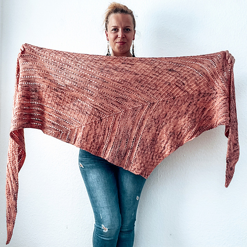Ravelry: Rosy Waves pattern by Rina Lehmann