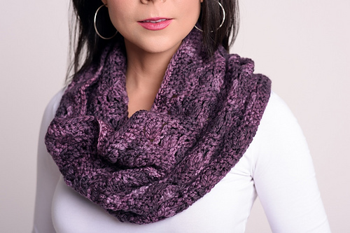 Ravelry: Queen Maeve Cowl pattern by Kristina Smiley