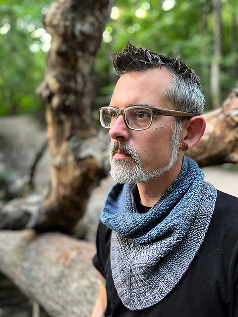 Ravelry: Fading Guernsey Cowl pattern by Robbie Laughlin