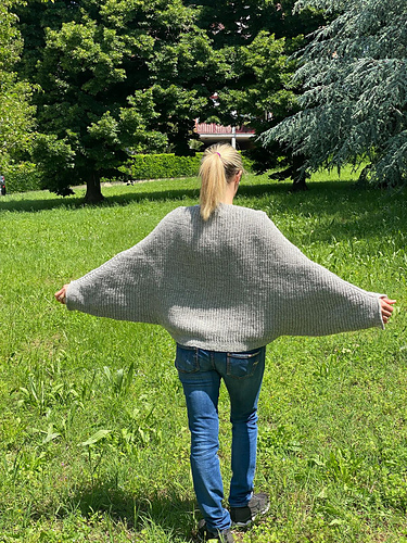 Ravelry: Le Tulip Sweater pattern by MINGBI LUO