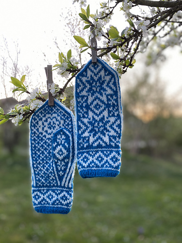 Ravelry: Emma's Ice Flower Mittens pattern by Runningyarn