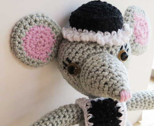 Ravelry: Mouse Maid pattern by Sara Everaarts
