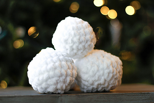 Ravelry: Indoor Snowball Fight pattern by Katie Clary