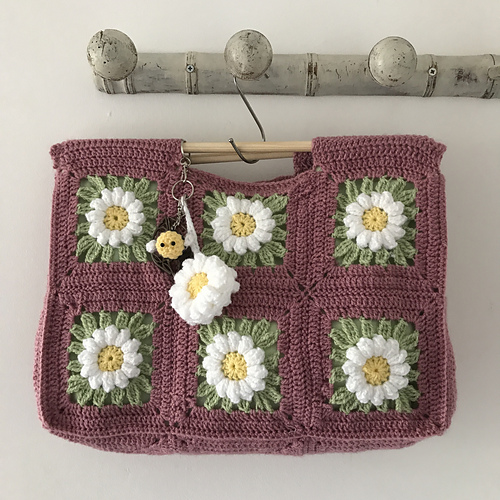 Ravelry: Daisy Meadow Granny Square Bag pattern by Samantha Sabido