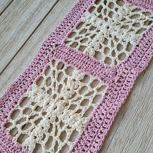 Ravelry: Infinity Table Runner pattern by Sandra Regev