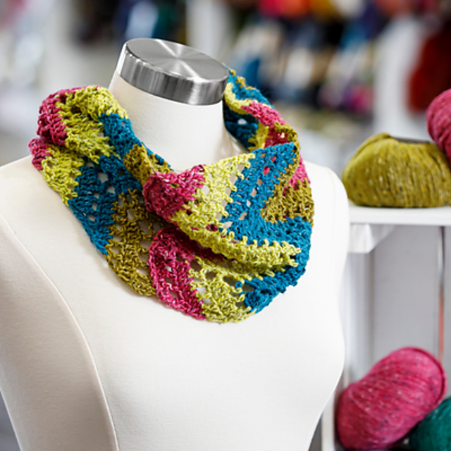 Ravelry: Frett Cowl pattern by Sara Delaney