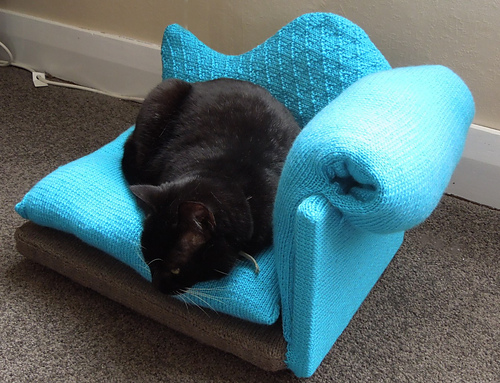 Ravelry: Cat Bed Chaise Longue pattern by Sarah Taylor x