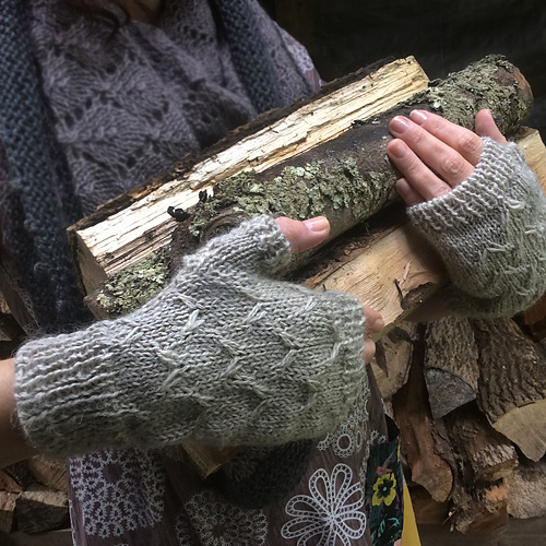 Ravelry: humblebee mitts pattern by Sara Bauer