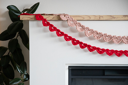 Ravelry: String of Hearts Crochet Garland pattern by Delia Creates