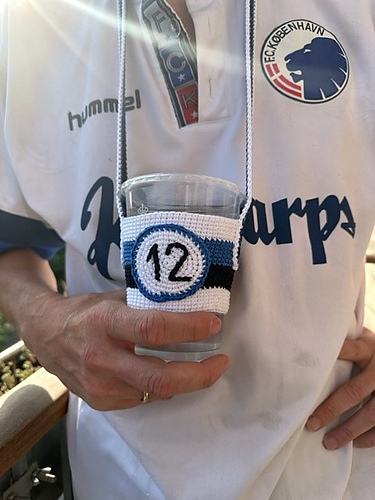 Ravelry: kopholder til fodboldfan pattern by Signe Christensen