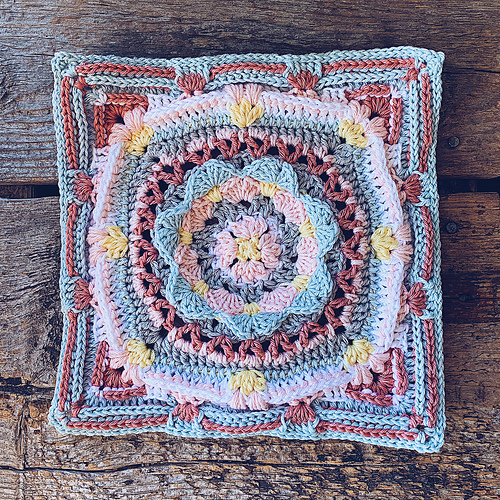 Ravelry: LoLiLo Square pattern by Therese Eghult and Ilse Beulens