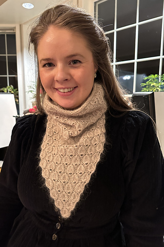 Ravelry: Chestnut Cowl pattern by Elisabeth Gigernes