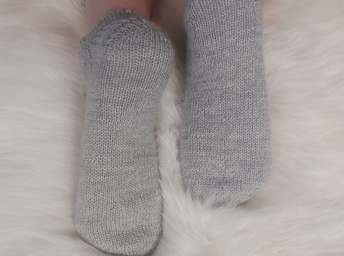 Ravelry: Grey Flower Knit Socks pattern by Bernadett Hegedüs