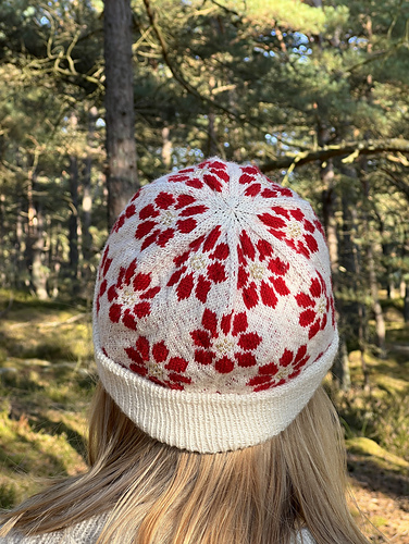 Ravelry: Josefine Hat pattern by Solvara Knitwear