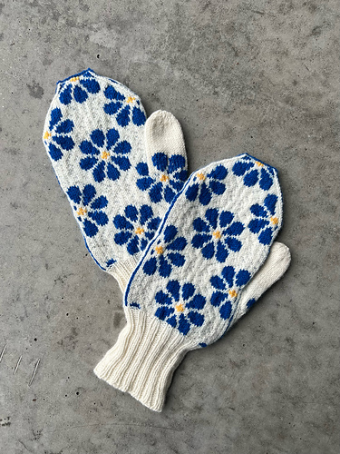 Ravelry: Daisy Mittens pattern by Solvara Knitwear