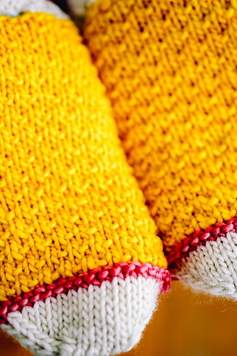 Ravelry: Merino Meadows Mitten & Scarf Set pattern by Sophia Minakais