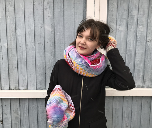 Ravelry: Rainbow Infinity Scarf pattern by Roeska Blankevoort