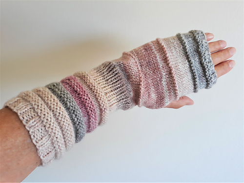 Ravelry: Wristwarmers pattern by Shelley