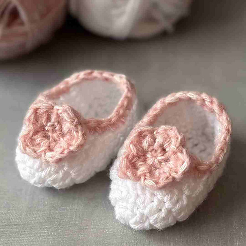 Ravelry: Simple Baby Booties pattern by May Shehab