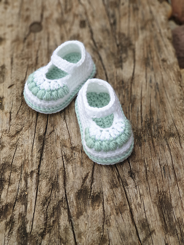 Ravelry: Puff stitch baby sandal pattern by Tanja Scott
