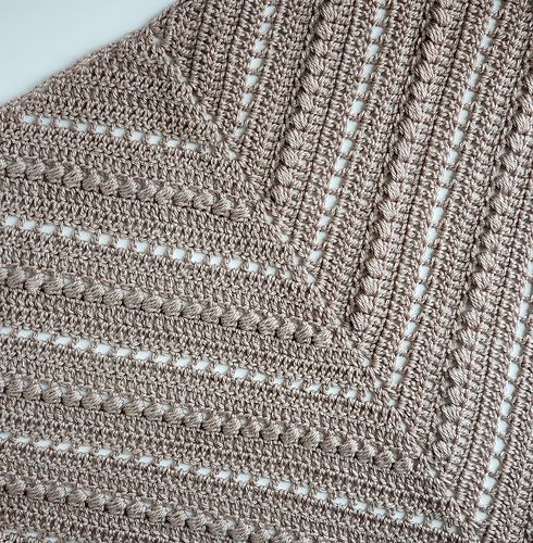 Ravelry: Bella Cosa Shawl pattern by Azra Suho