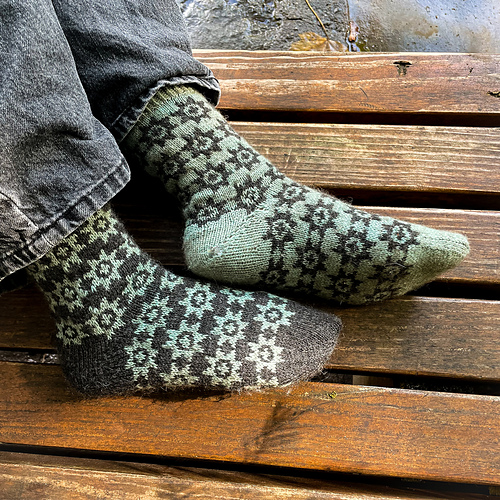 Ravelry: Under the Quilt socks pattern by Stone Knits