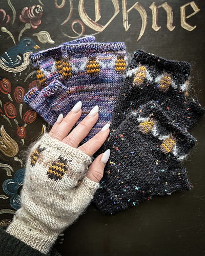 Ravelry: Bee-autiful Mitts pattern by Stone Knits