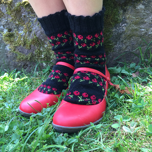 Ravelry: Stone Roses socks pattern by Stone Knits