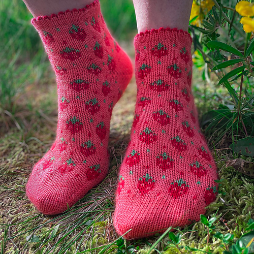 Ravelry: Itty Bitty Berry socks pattern by Stone Knits