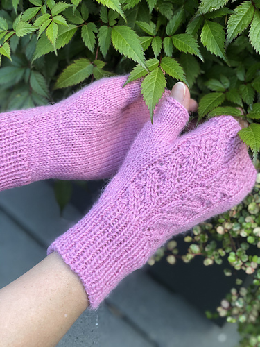 Ravelry: Elf’s Mittens pattern by Woolen Tales