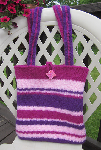 Ravelry: Felted Purse pattern by Kara Gunza