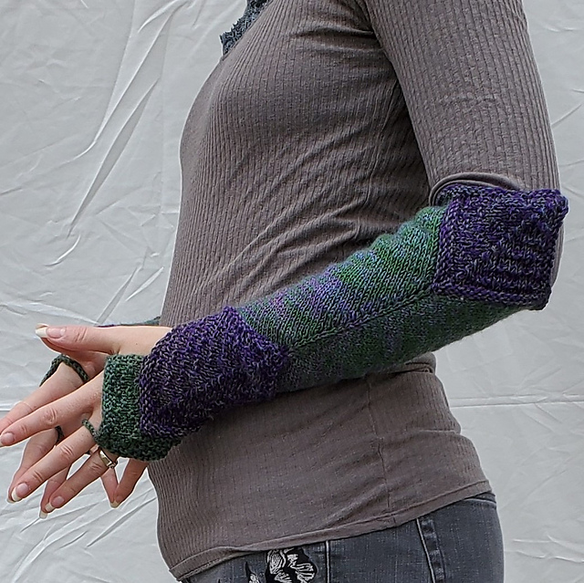Ravelry: Miterious Gauntlets pattern by Cathy Pratt
